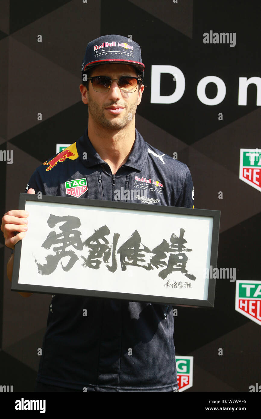 Driver daniel ricciardo poses hi-res stock photography and images - Alamy