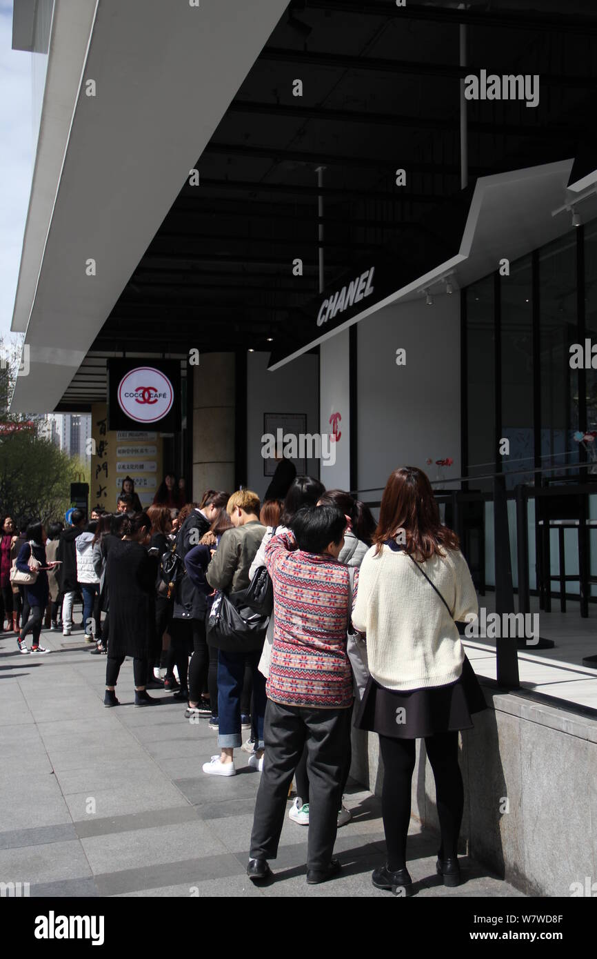 Chinese customers queue up in front of the Coco Chanel Cafe on West ...