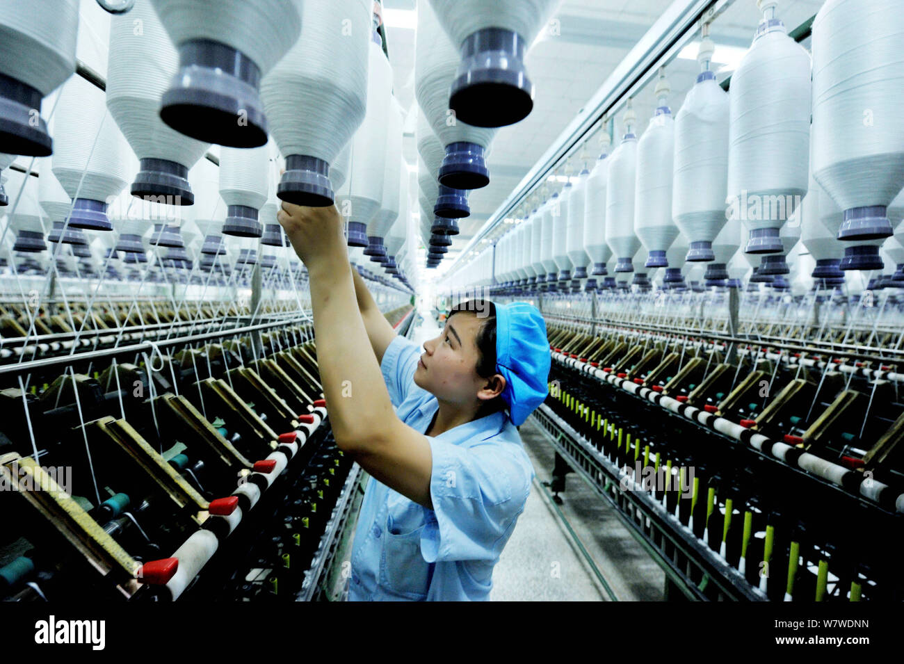 --FILE--A Chinese worker handles production of woven bags at a factory ...