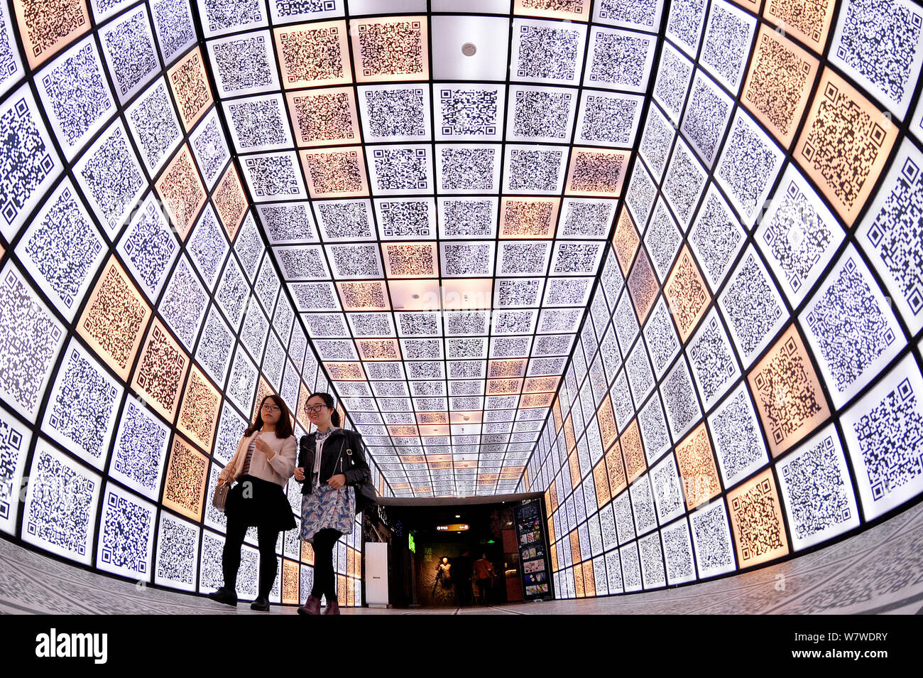 Walk around the mall hi-res stock photography and images - Alamy