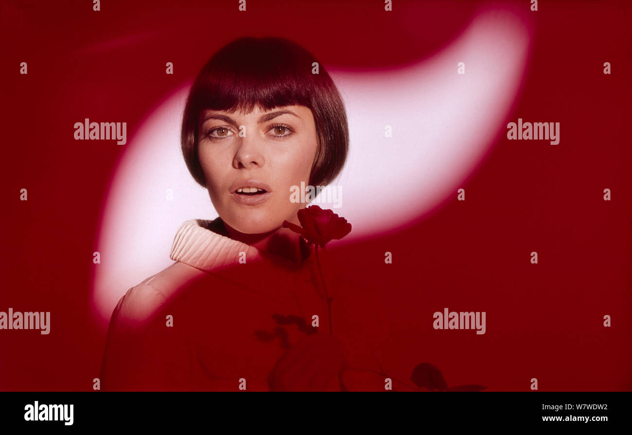 Werbeportrait der französischen Sängerin Mireille Mathieu, Deutschland ...