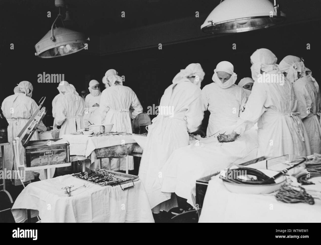 Ärzte operieren im alten Operationssaal der Charite in Berlin ...