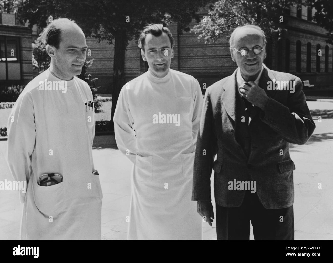 Professor Ferdinand Sauerbruch (rechts) mit Kollegen an der Charite in ...