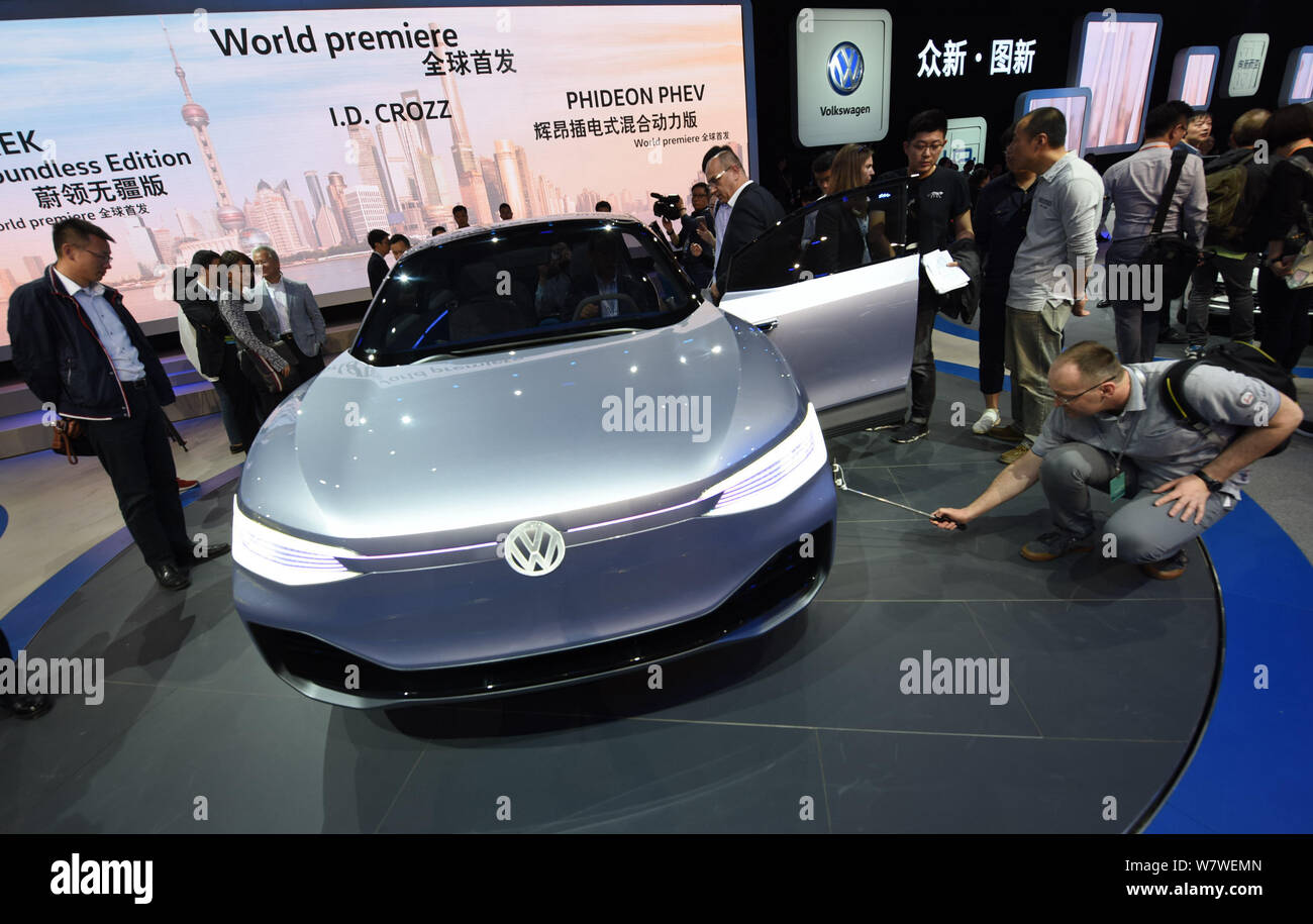 A Volkswagen I.D. Crozz Electric Crossover Concept all-electric ...