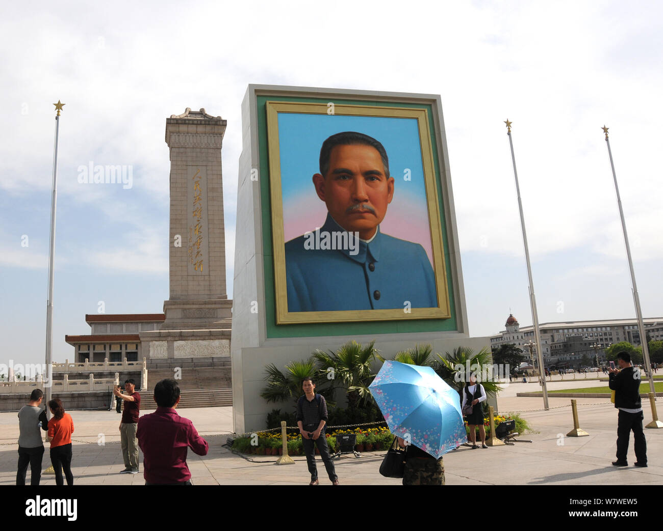Visitors walk on tiananmen square hi-res stock photography and images ...