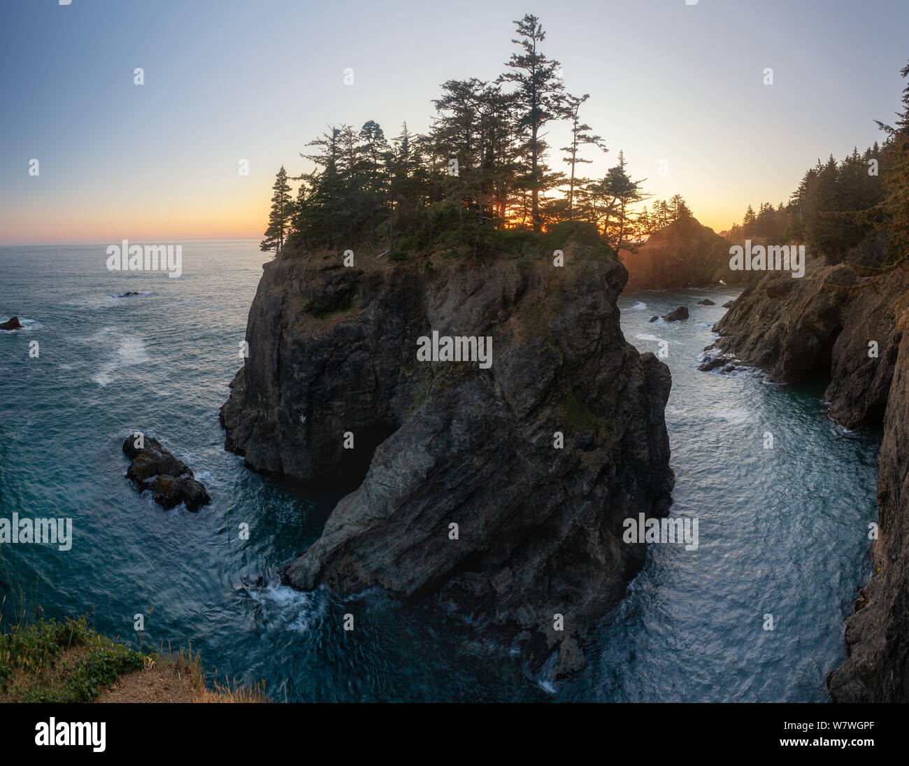 Sea stacks sun rays hi-res stock photography and images - Alamy