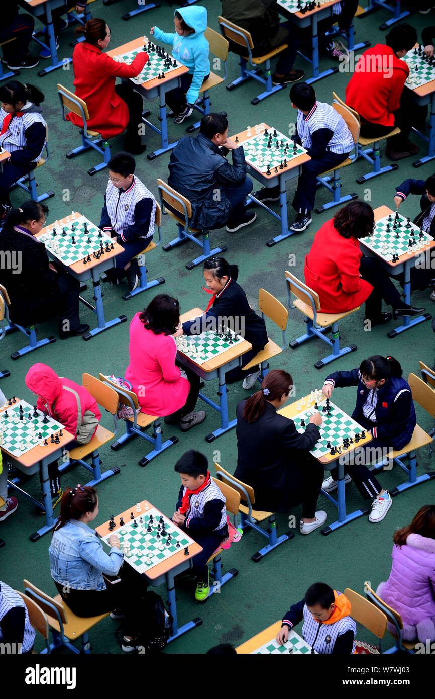Elementary school chess players hi-res stock photography and images - Alamy