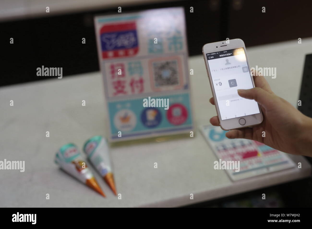 Mobile pay alipay hi-res stock photography and images - Alamy