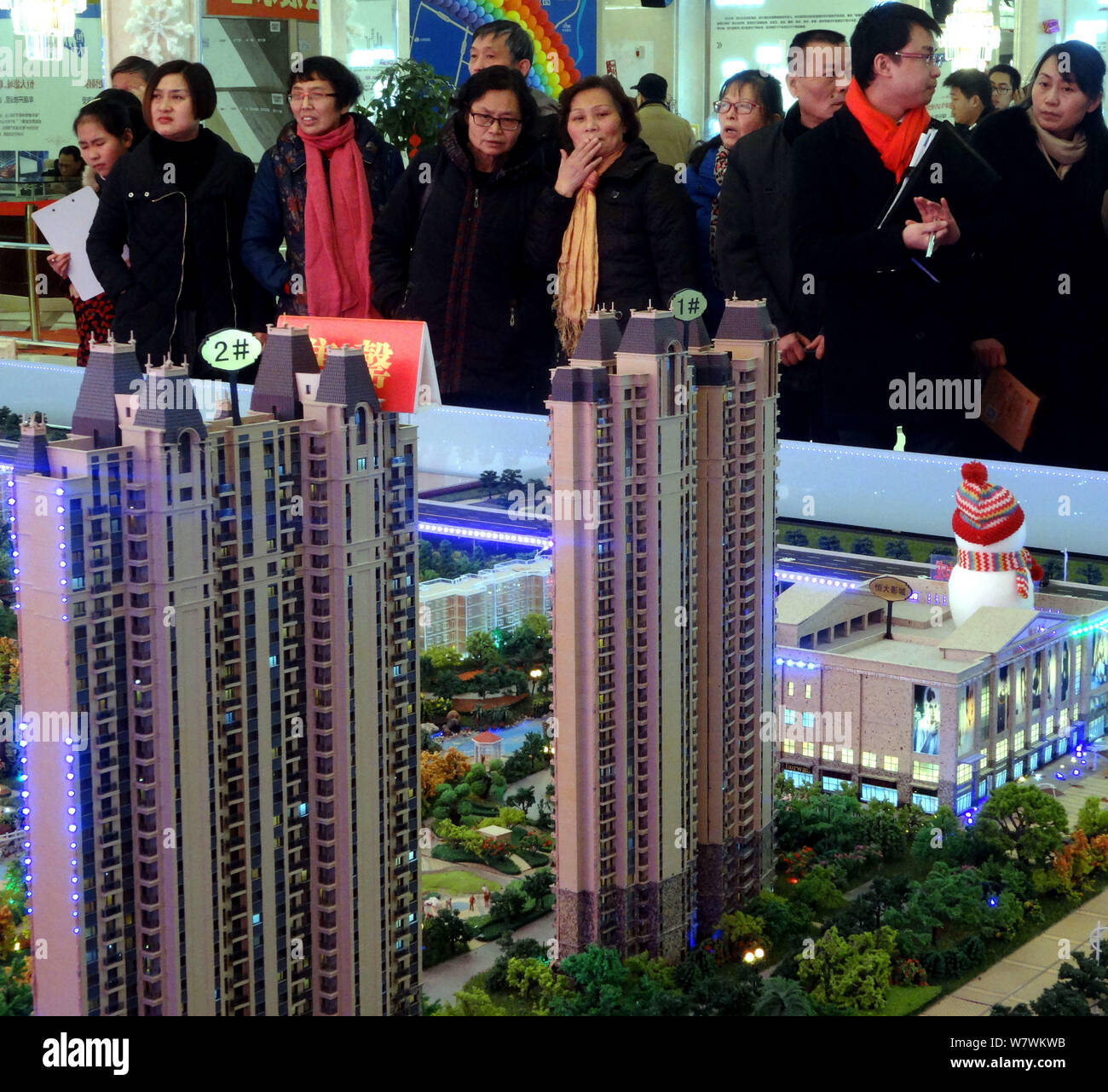 --FILE--Chinese homebuyers look at housing models at the sales center ...