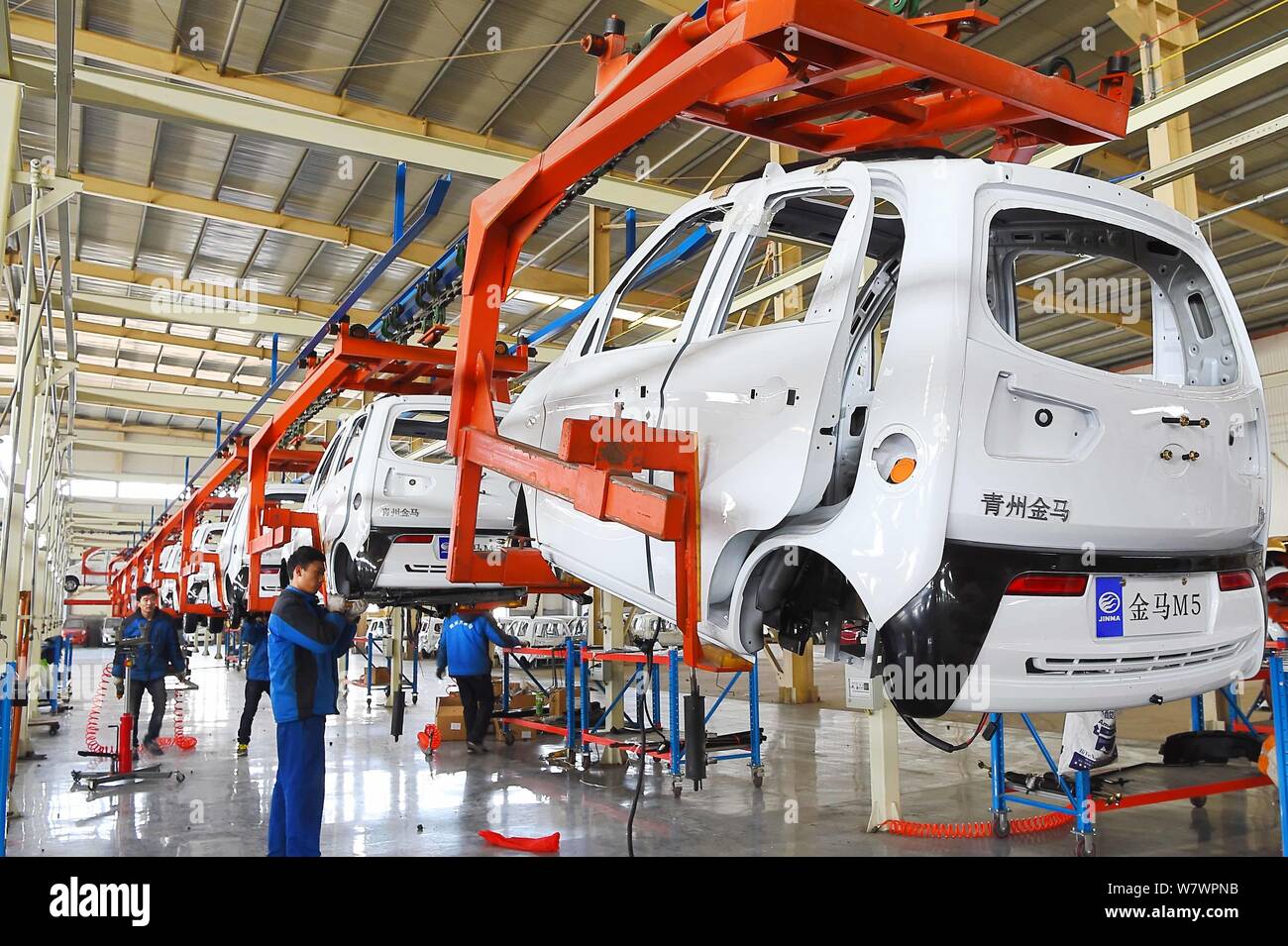 --FILE--Chinese workers assemble electric cars on the assembly line at ...