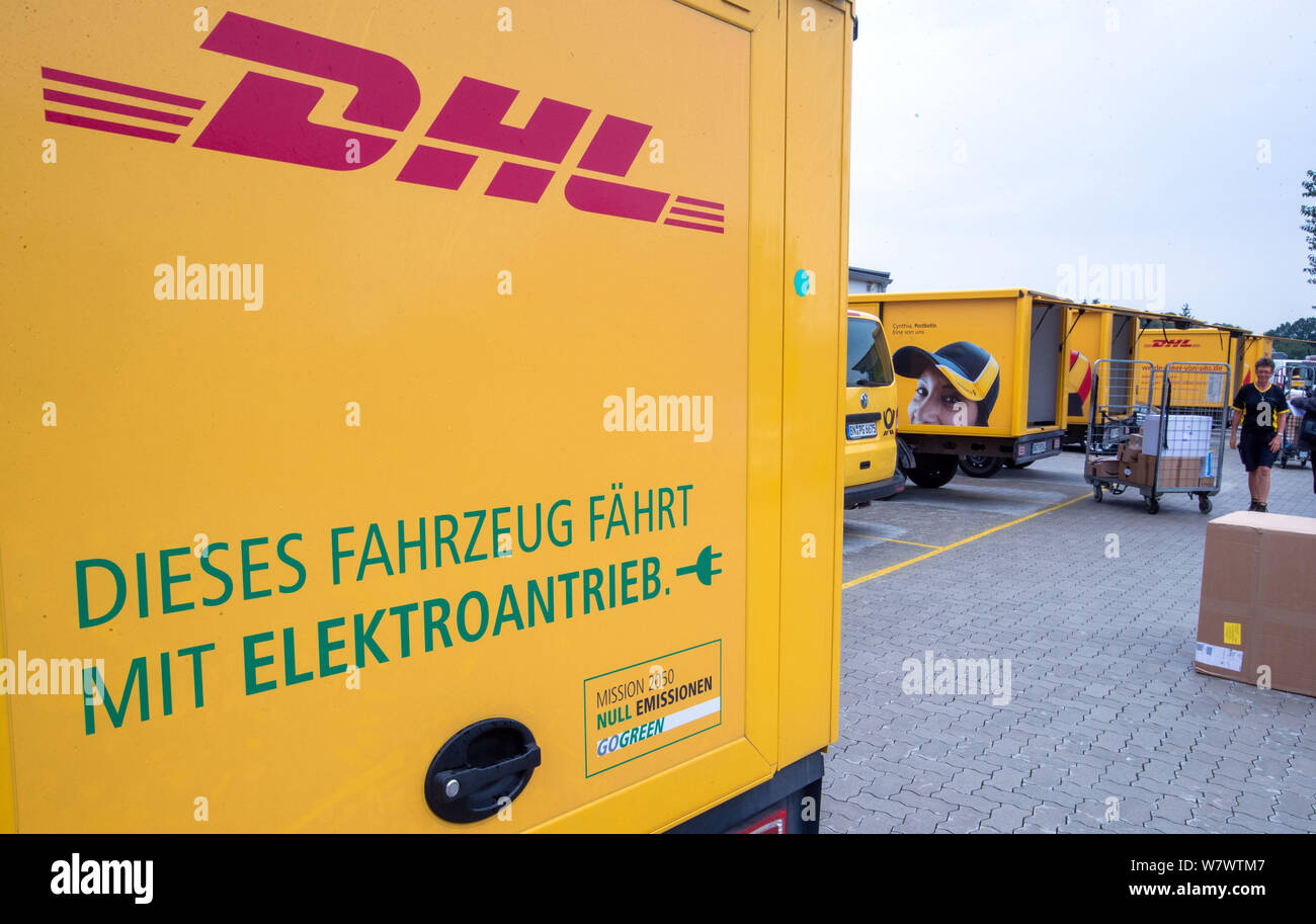 Wittenburg, Germany. 07th Aug, 2019. A parcel delivery woman loads a ...