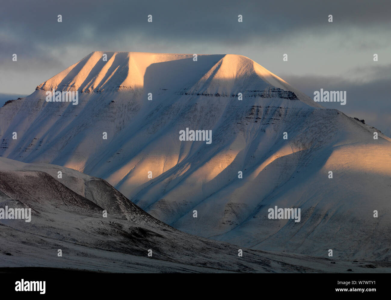 Svalbard landscape hi-res stock photography and images - Alamy