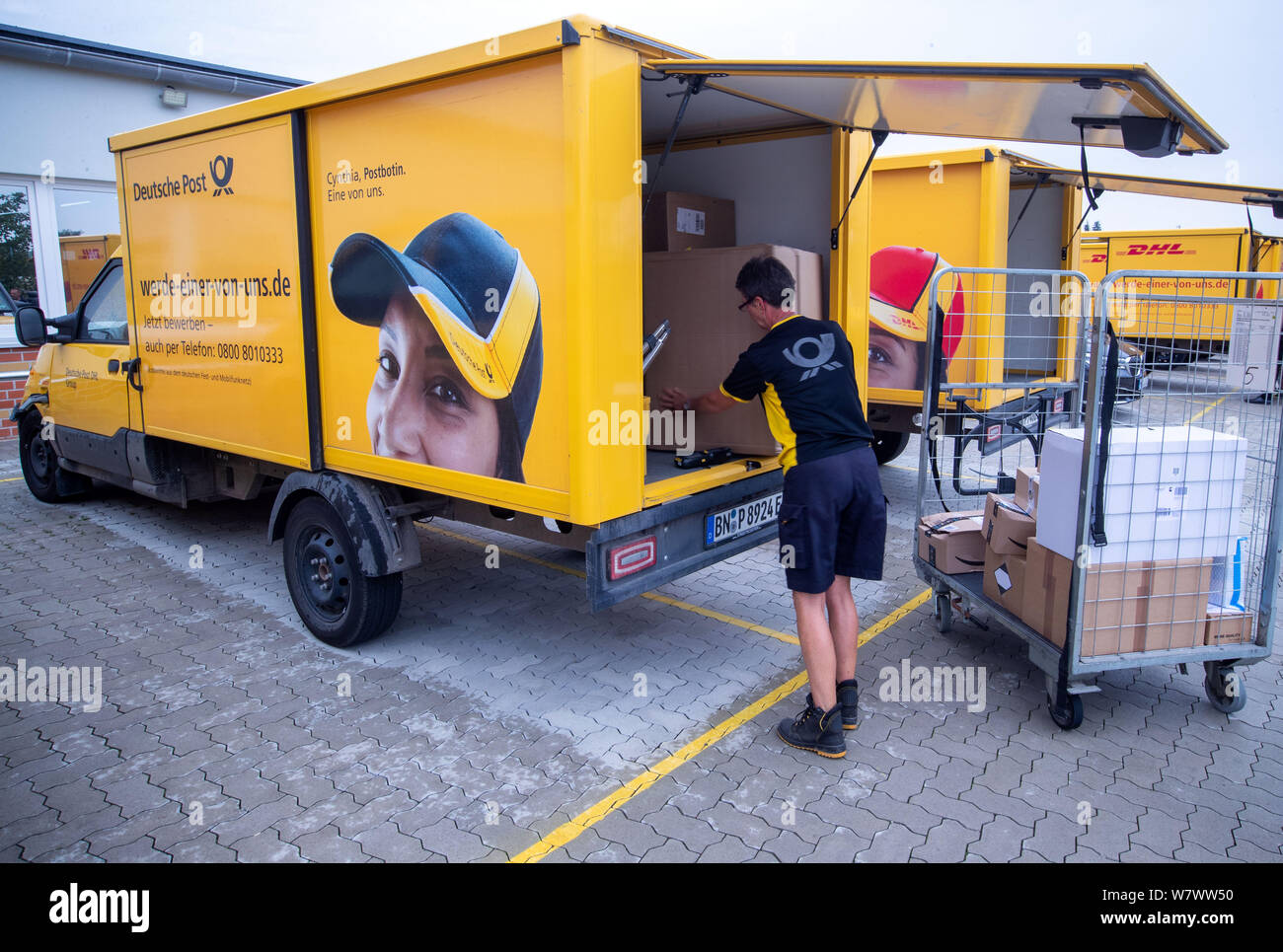 Wittenburg, Germany. 07th Aug, 2019. A parcel delivery woman loads a ...