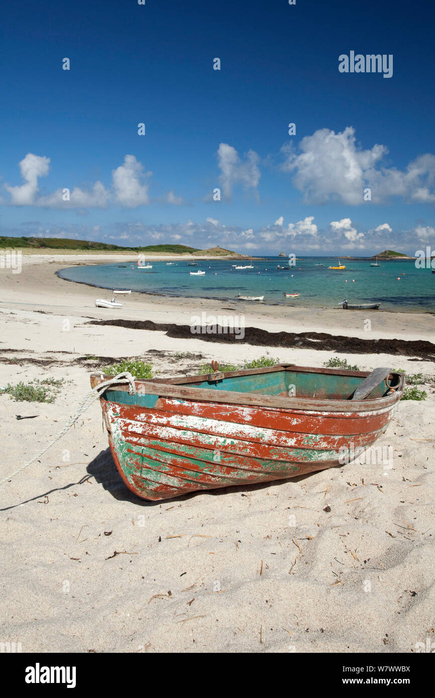 Small boats beach hi-res stock photography and images - Alamy