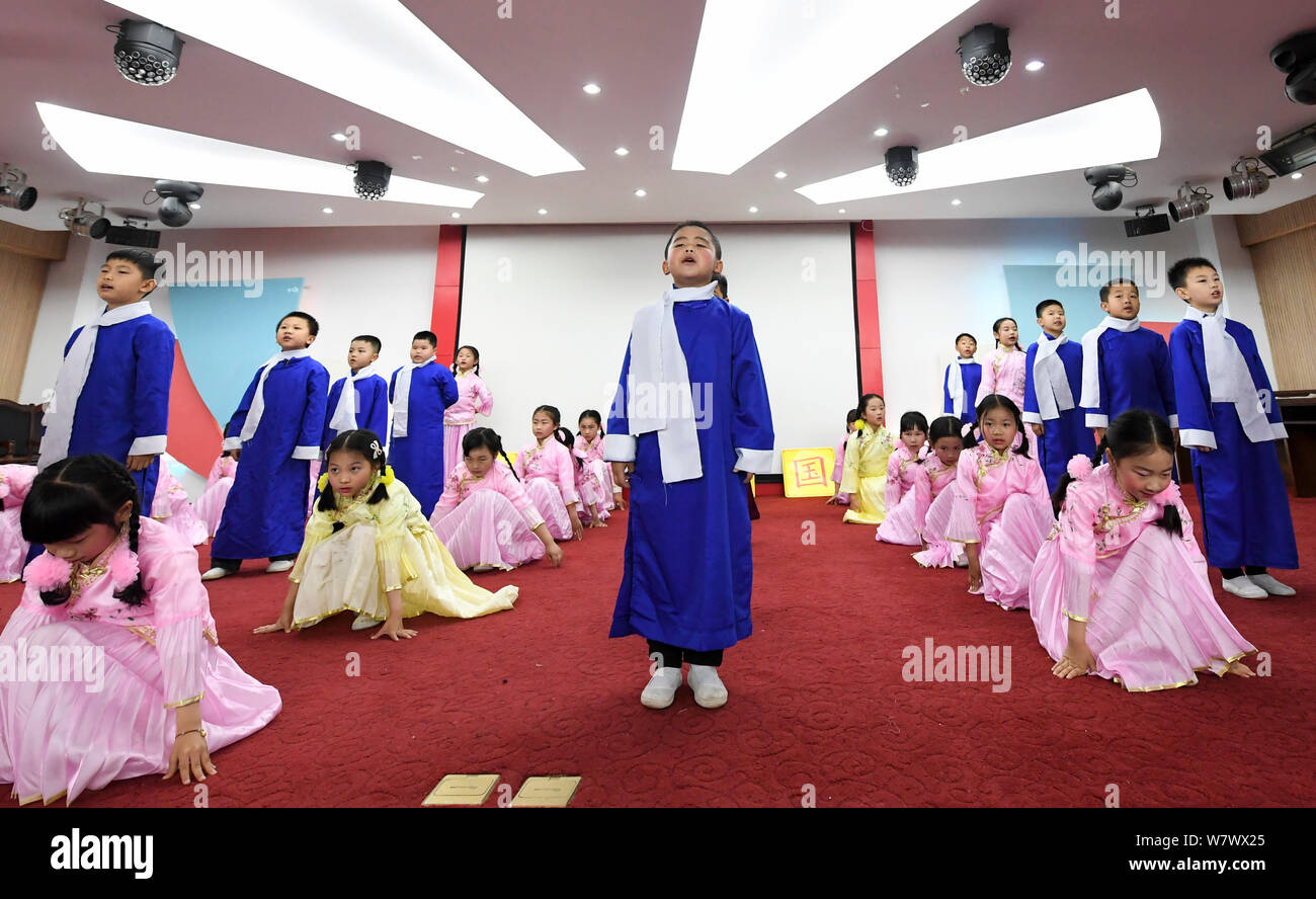 Chinese students dressed in traditional costumes recite Chinese ...