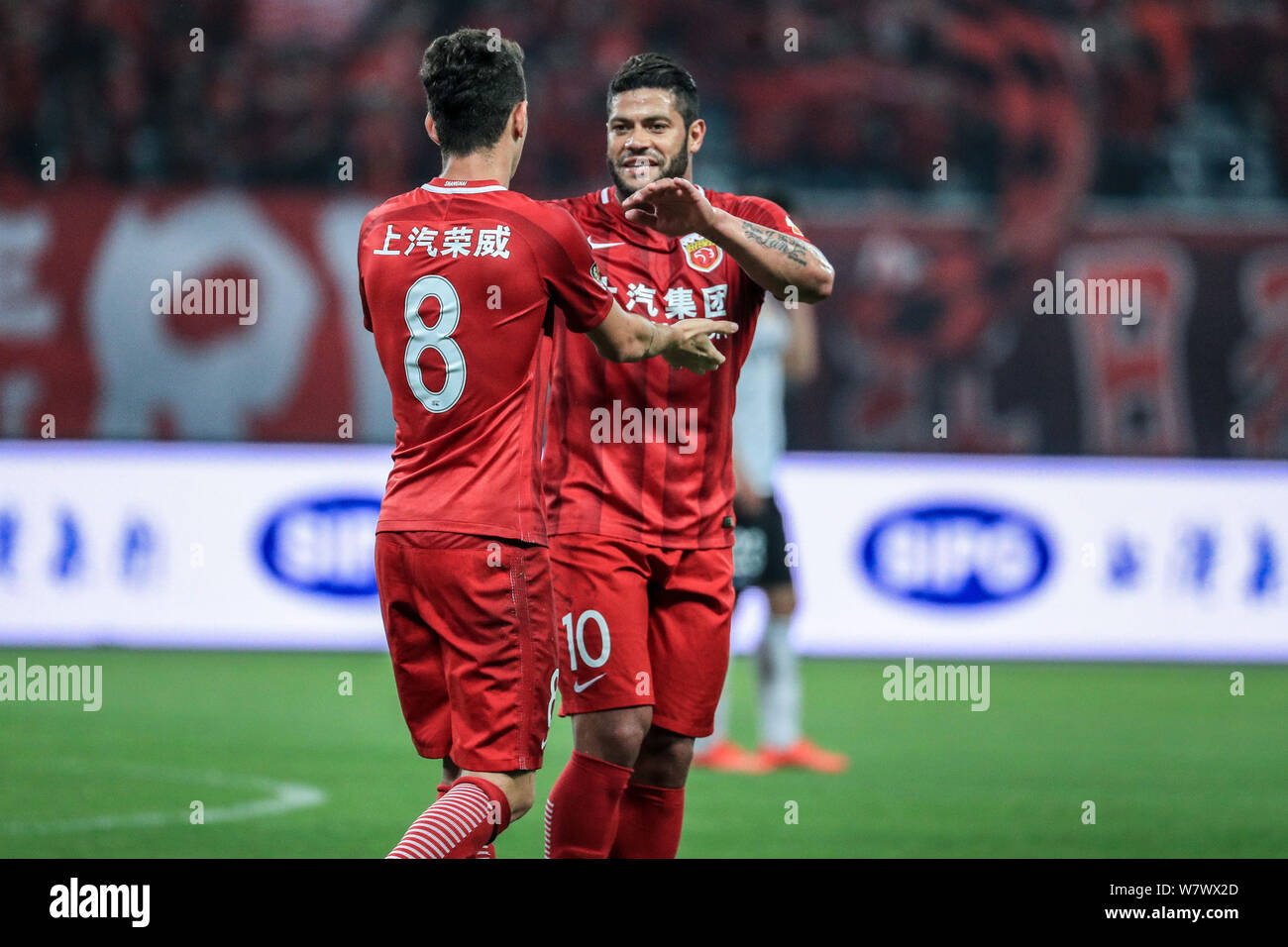 Brazilian football players Oscar, left, and Hulk of Shanghai SIPG ...
