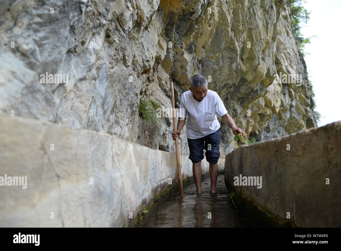 --FILE--81-year-old Chinese man Huang Dafa, persuading and then leading ...