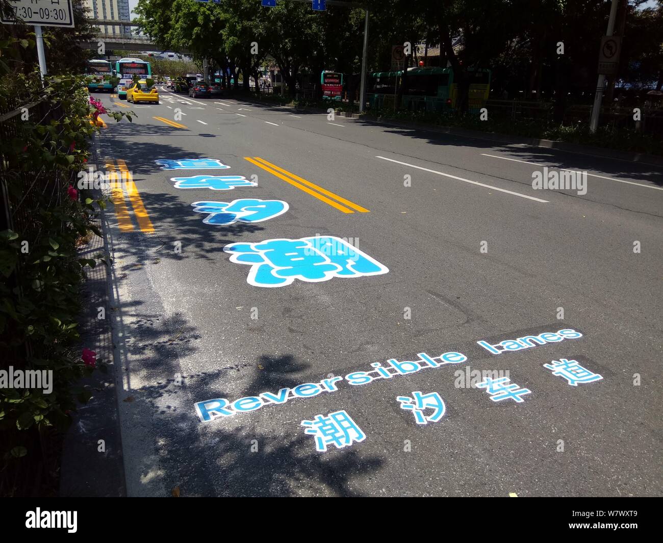 Reversible lane hi-res stock photography and images - Alamy