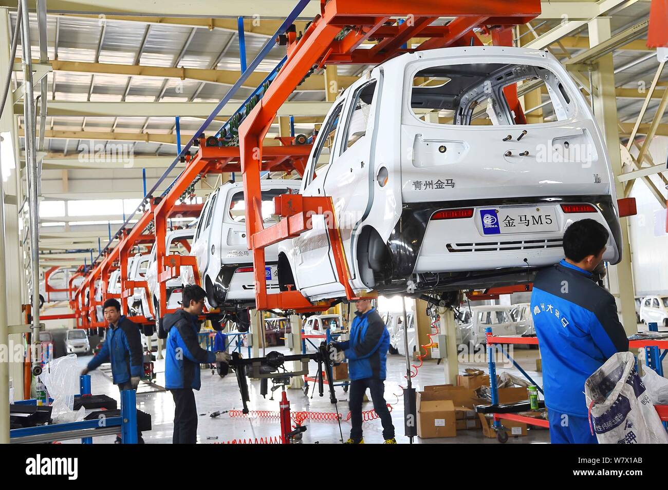 --FILE--Chinese workers assemble electric cars on the assembly line at ...