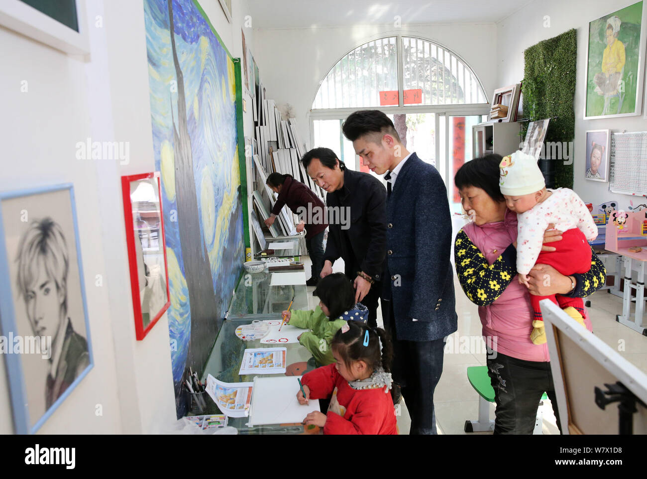 Handicapped Chinese painter Liu Kaijian teaches students to draw a ...