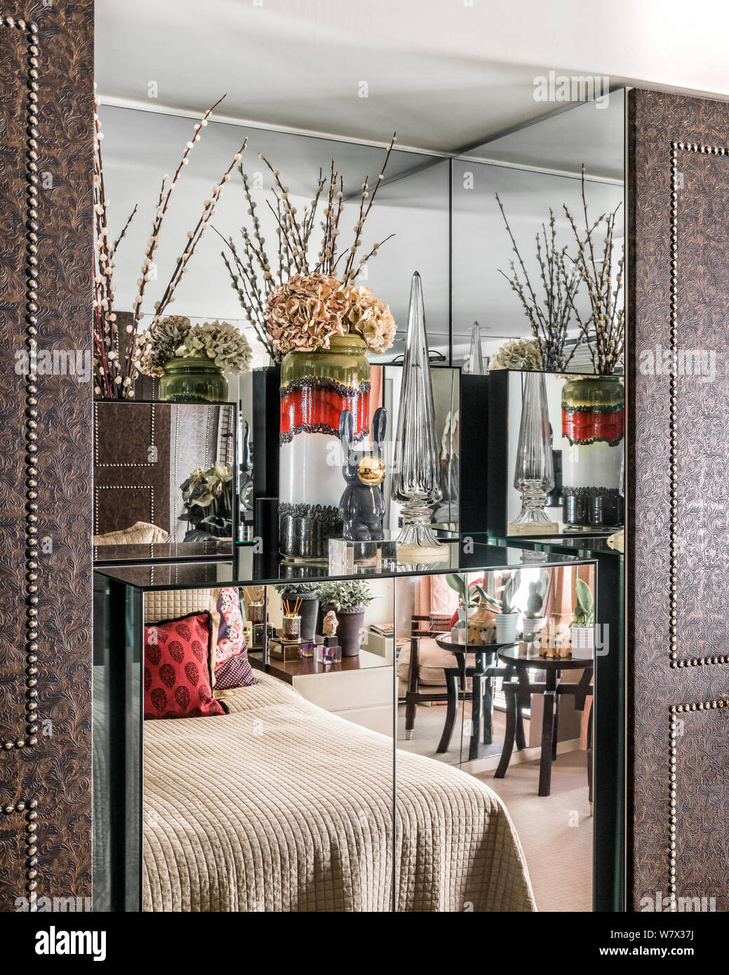 Mirrored cupboard hi-res stock photography and images - Alamy