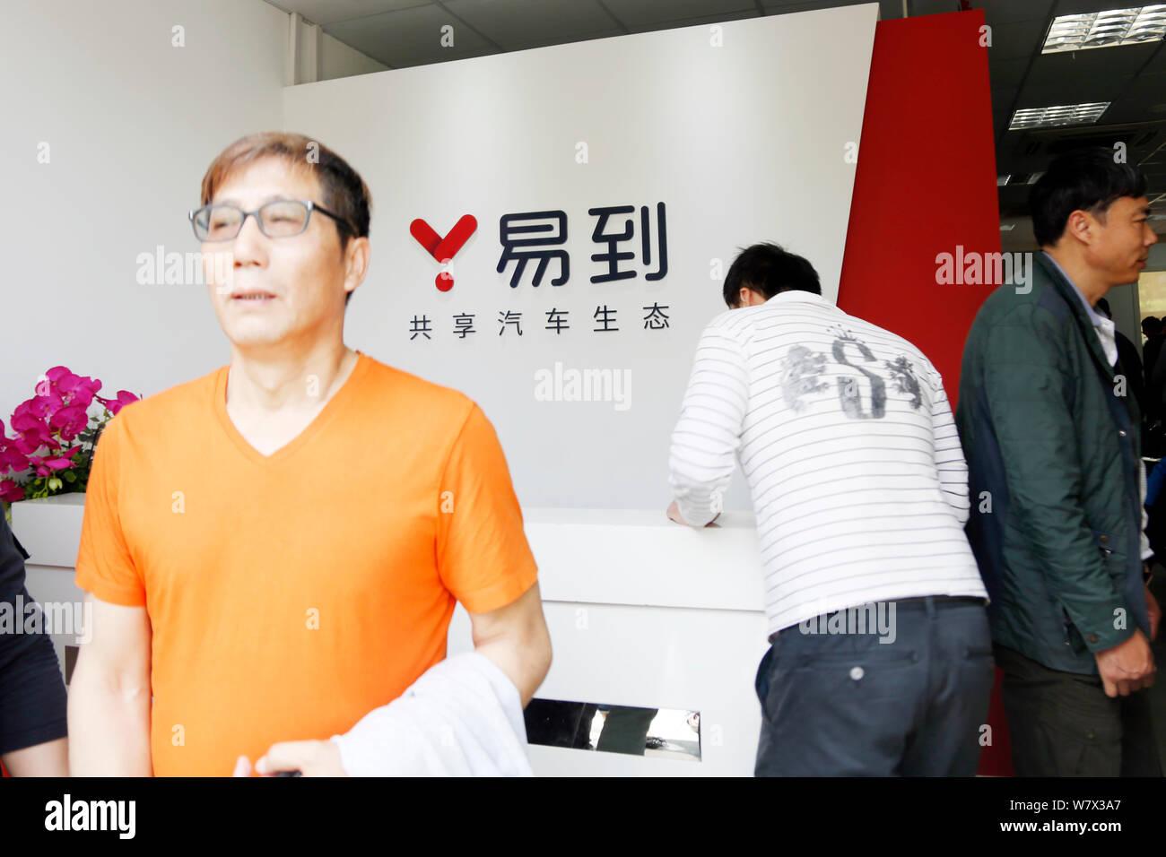 Crowd con hi-res stock photography and images - Alamy