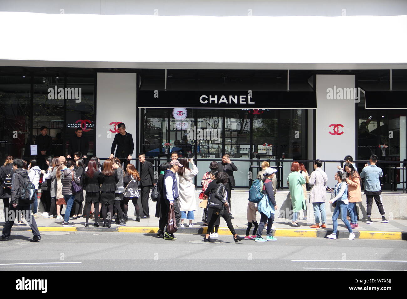 Chinese customers queue up in front of the Coco Chanel Cafe on West ...