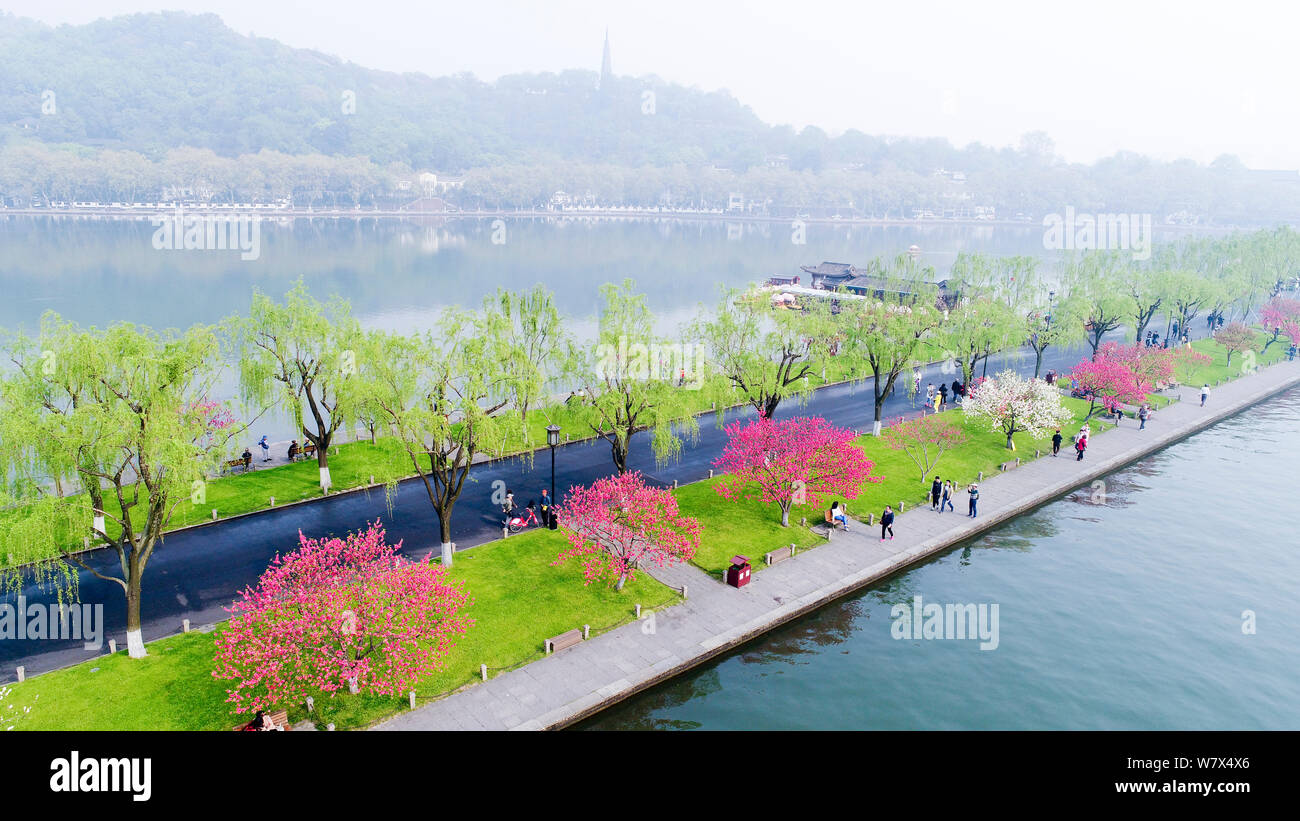 China hangzhou west lake bai causeway hi-res stock photography and ...