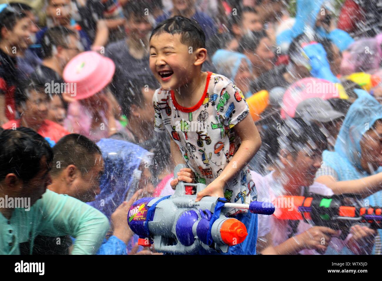 Water sprinkling festival china hi-res stock photography and images - Alamy
