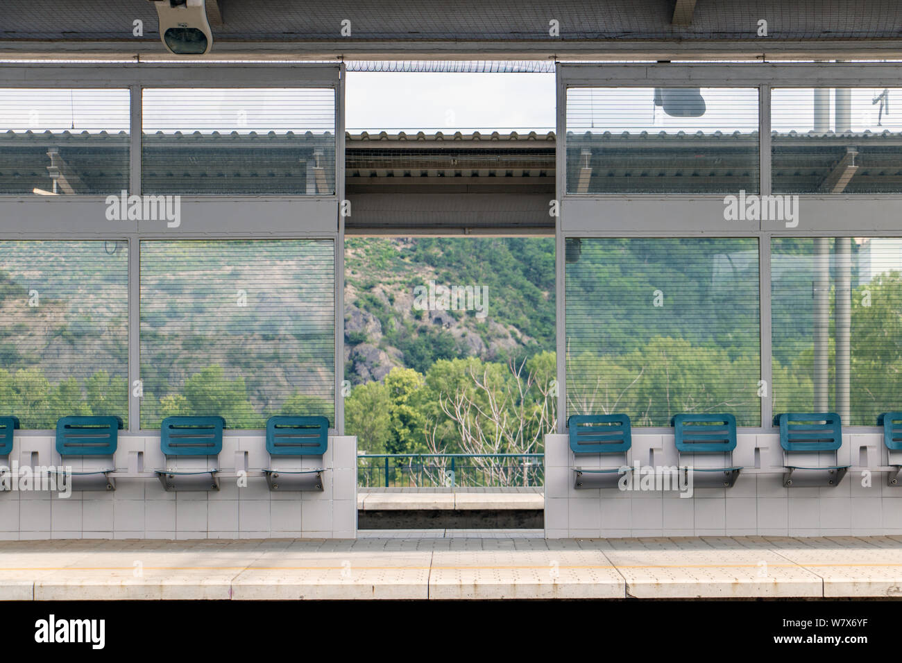 A empty platform with seats on railway station Stock Photo - Alamy