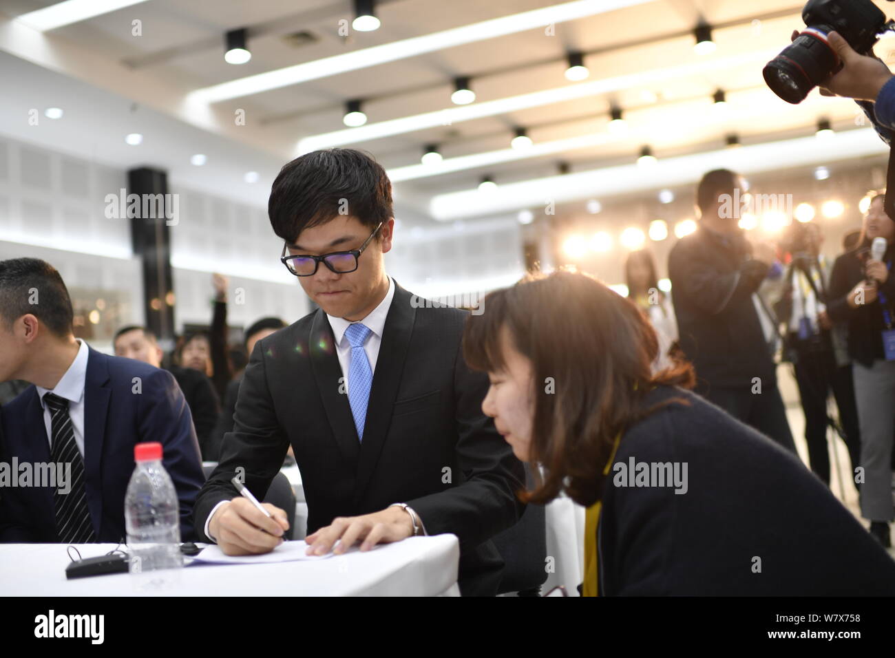 Chinese Go champion Ke Jie, the world's No. 1 Go player, signs ...