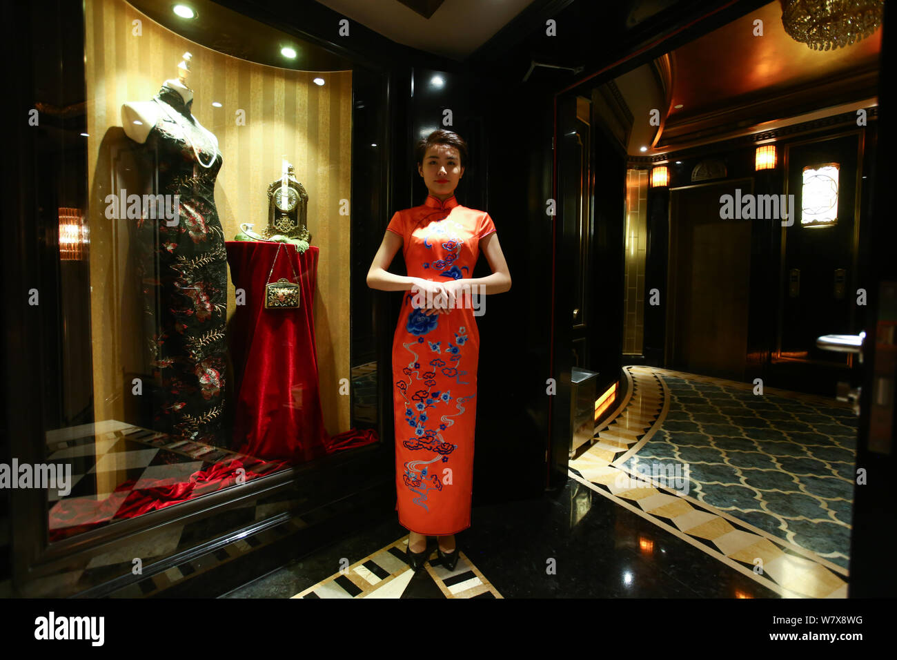 Chinese waitress hi-res stock photography and images - Alamy