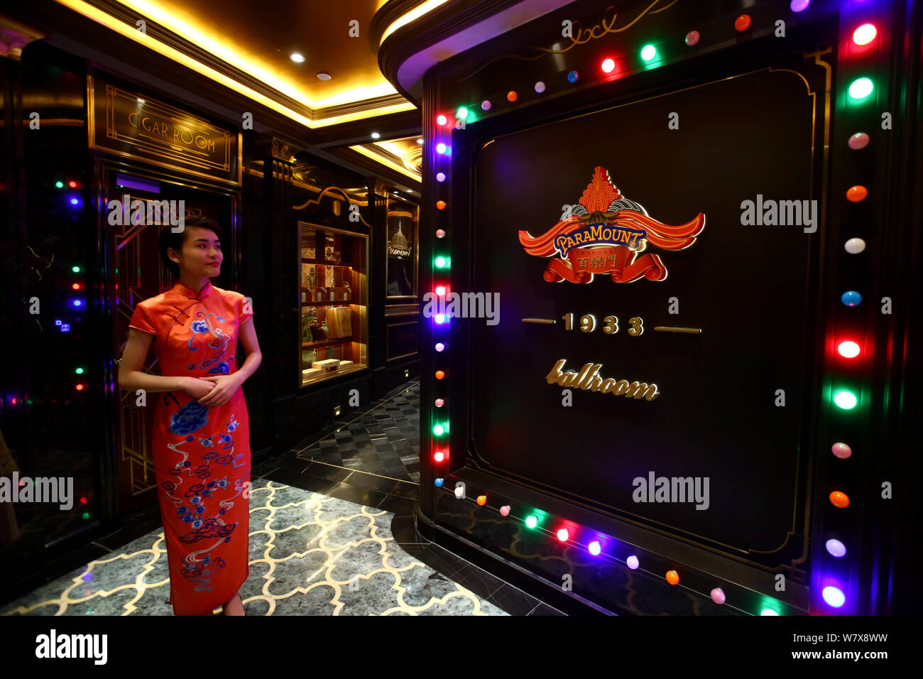 Chinese waitress hi-res stock photography and images - Alamy