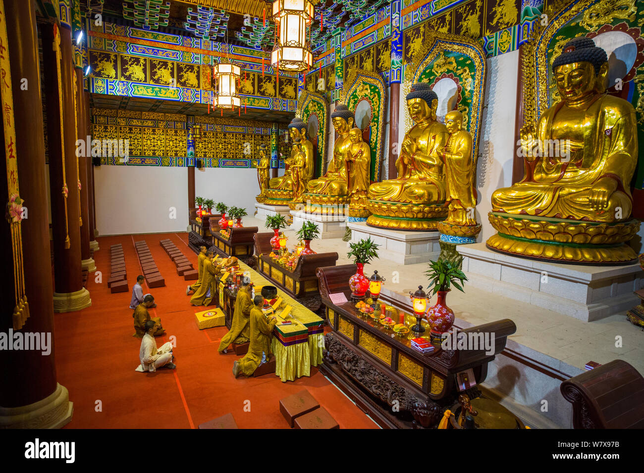 Kowtow hi-res stock photography and images - Alamy