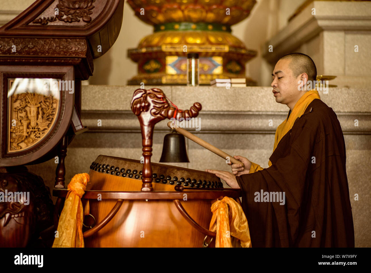 Shaolin monks monk hi-res stock photography and images - Alamy