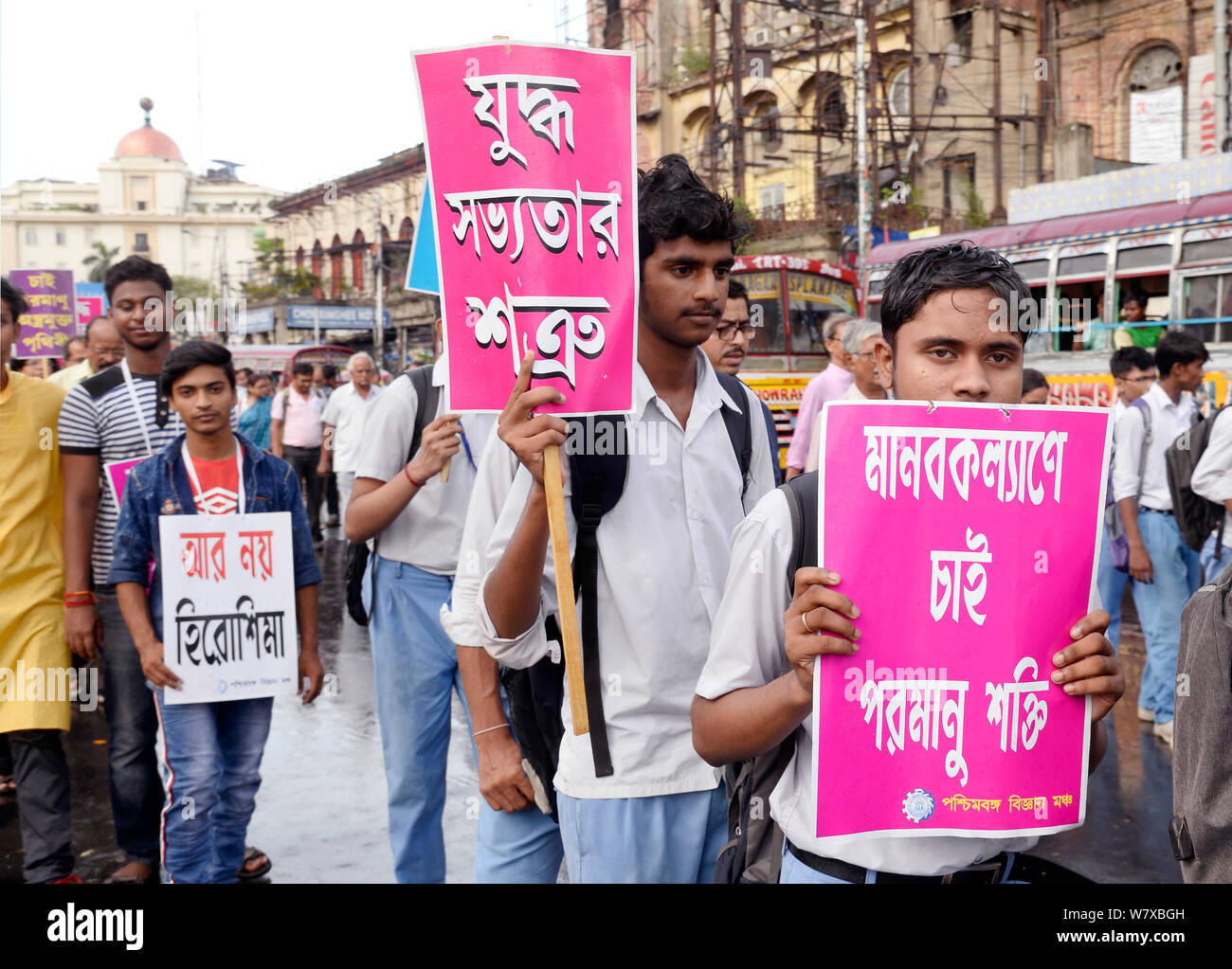 Kolkata, India. 06th Aug, 2019. School students hold poster to create ...