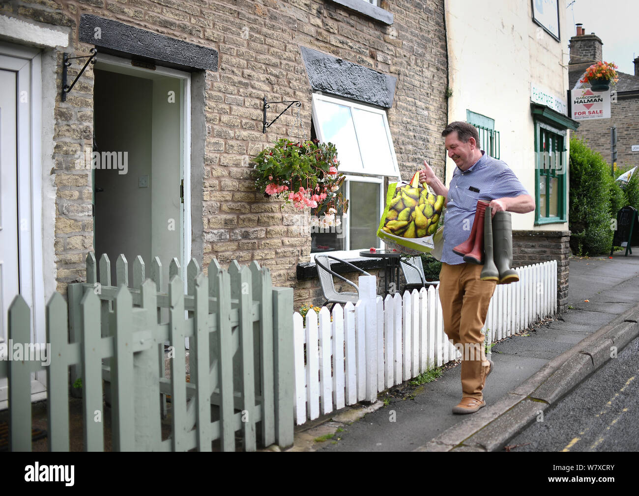 Phil sharples returns to his house in whaley bridge hi-res stock ...