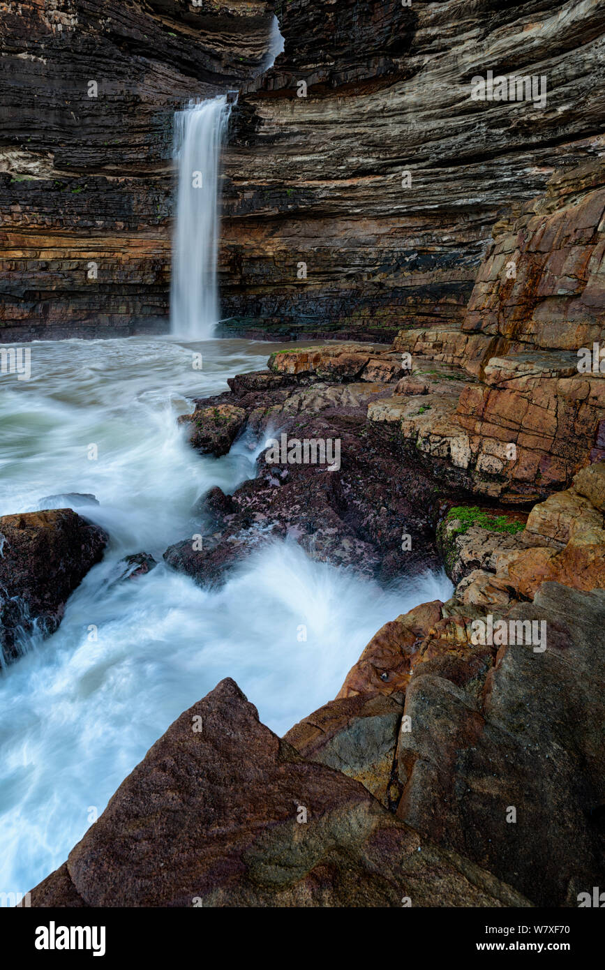 Waterfalls flowing into the ocean hi-res stock photography and images ...