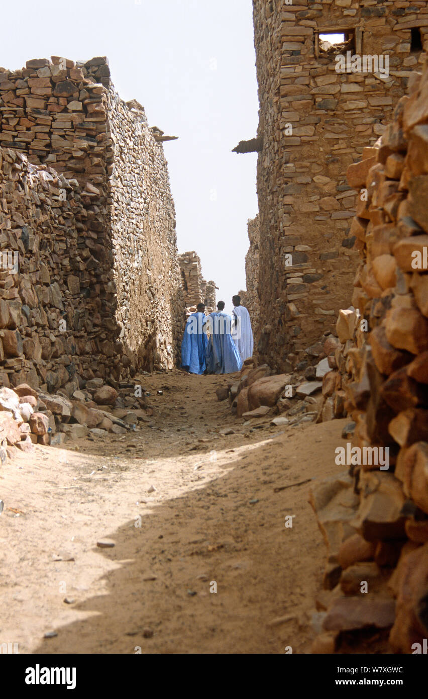 Street in ancient town of Ouadane, Mauritania, 2005 Stock Photo - Alamy