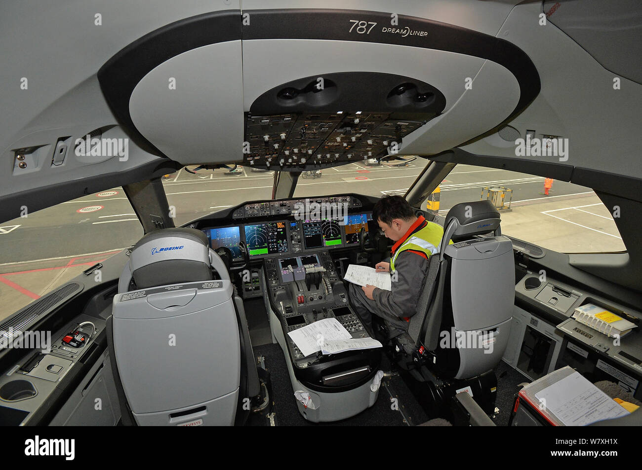 Boeing 787 Interior Cockpit