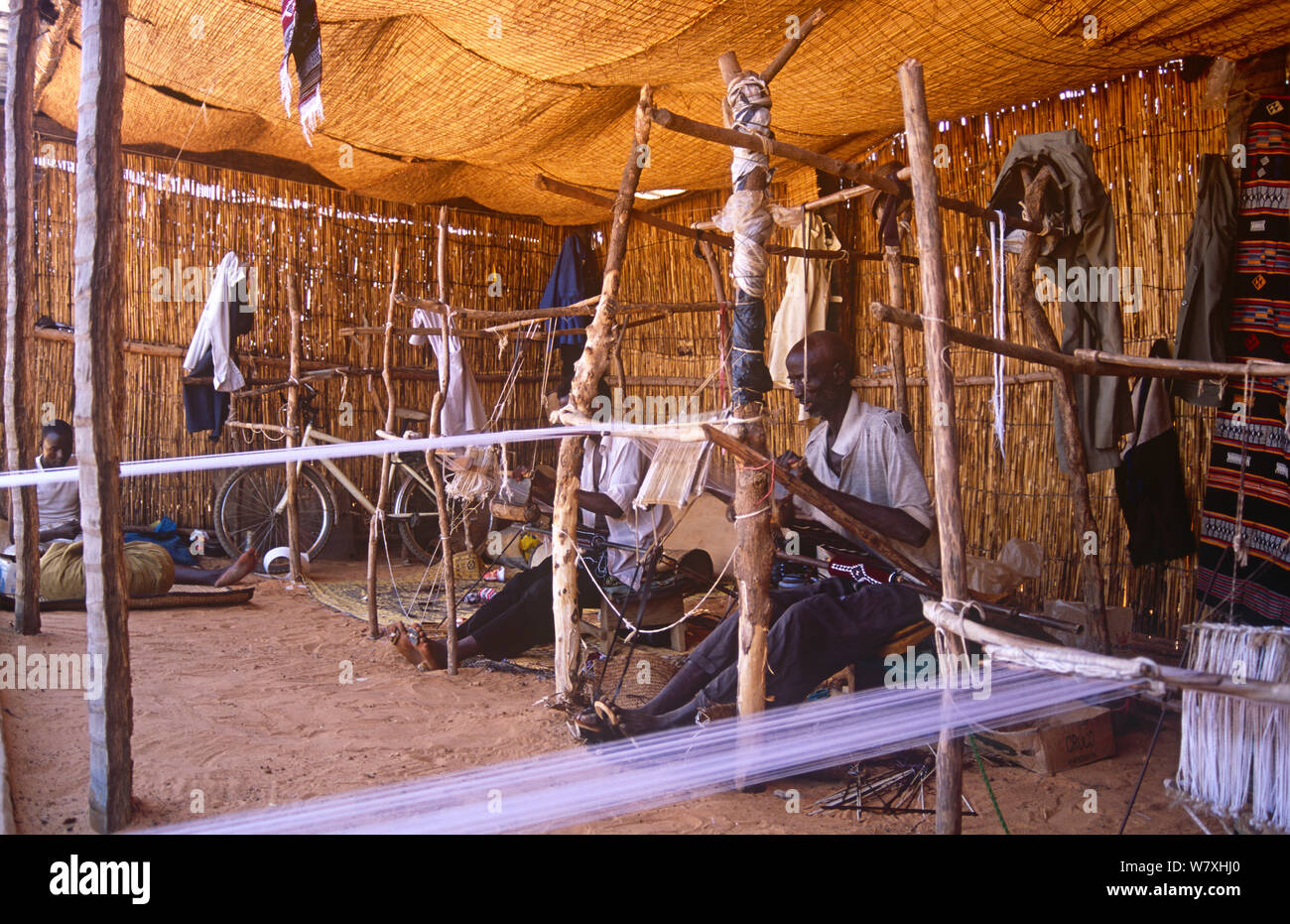 Man weaving traditional Peul / Fula fabric on loom. National Museum ...
