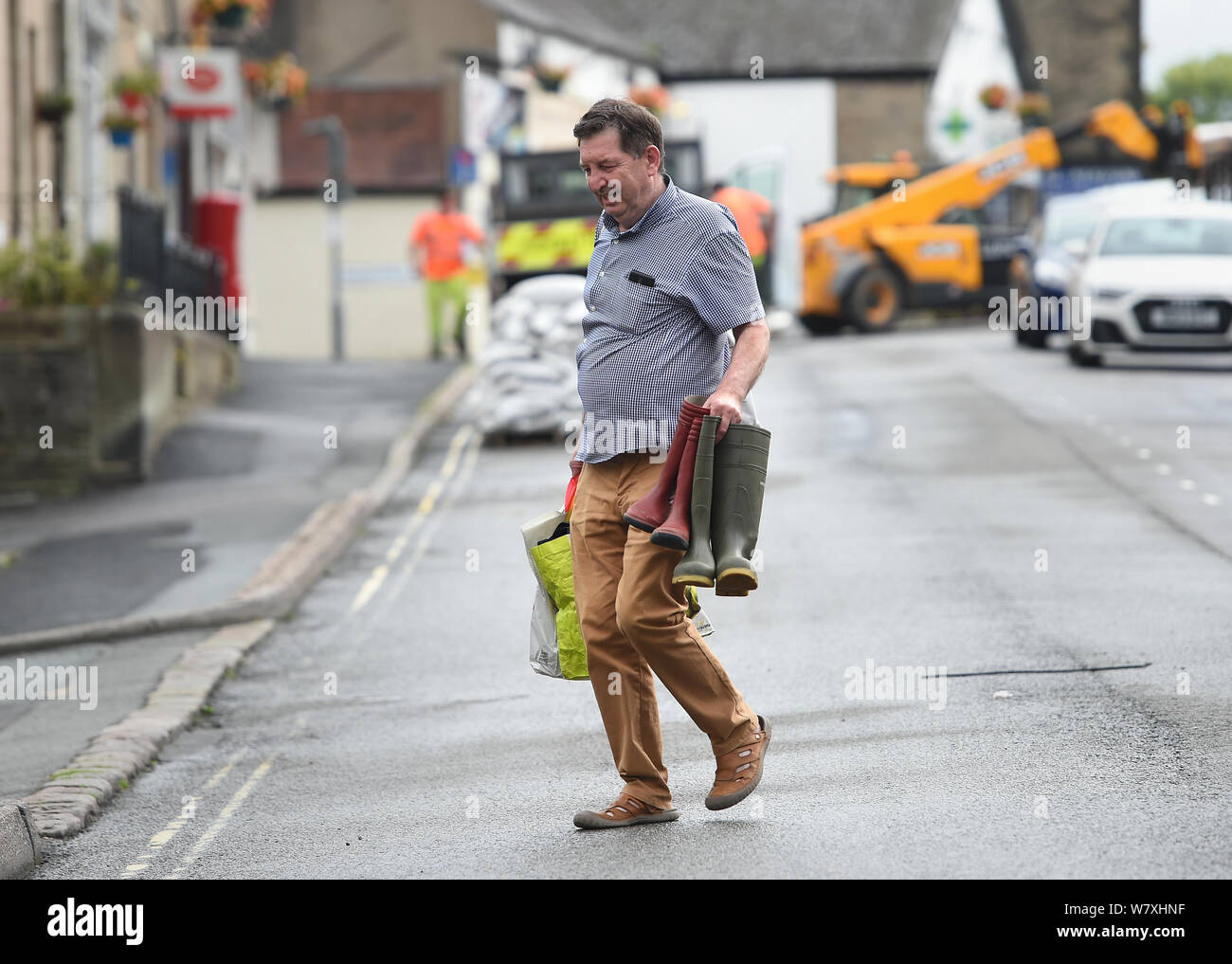 Phil sharples returns to his house in whaley bridge hi-res stock ...