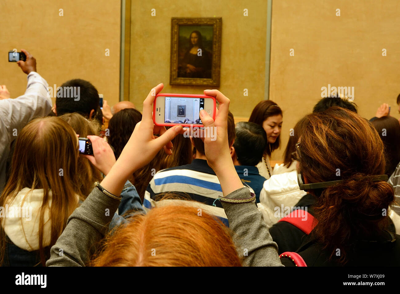 Mona lisa louvre museum crowd hi-res stock photography and images - Alamy