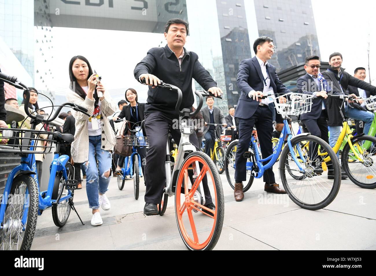 Luo Qiang, front, mayor of Chengdu, and other government officials and ...