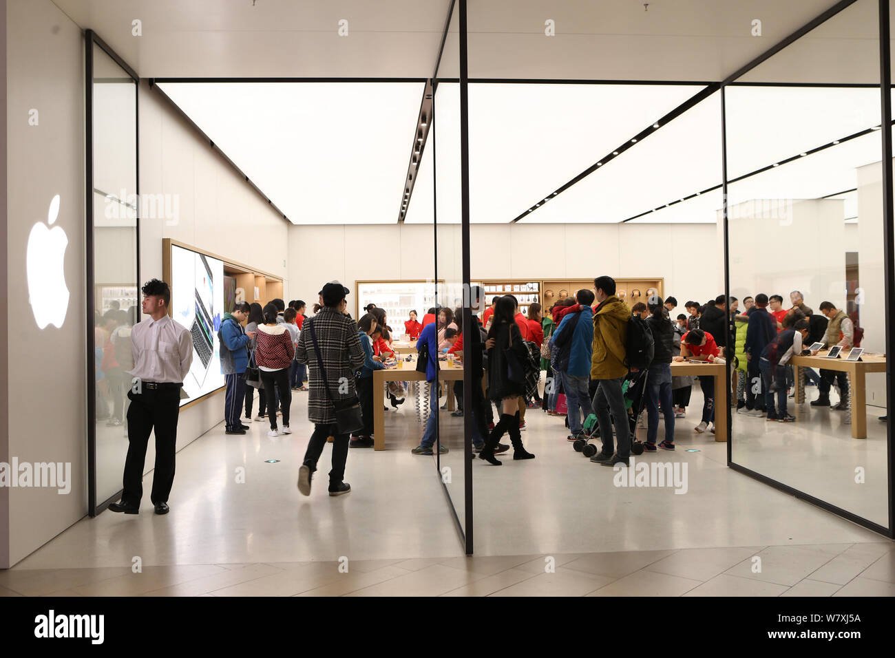 --FILE--Customers crowd an Apple store in Shanghai, China, 10 December ...