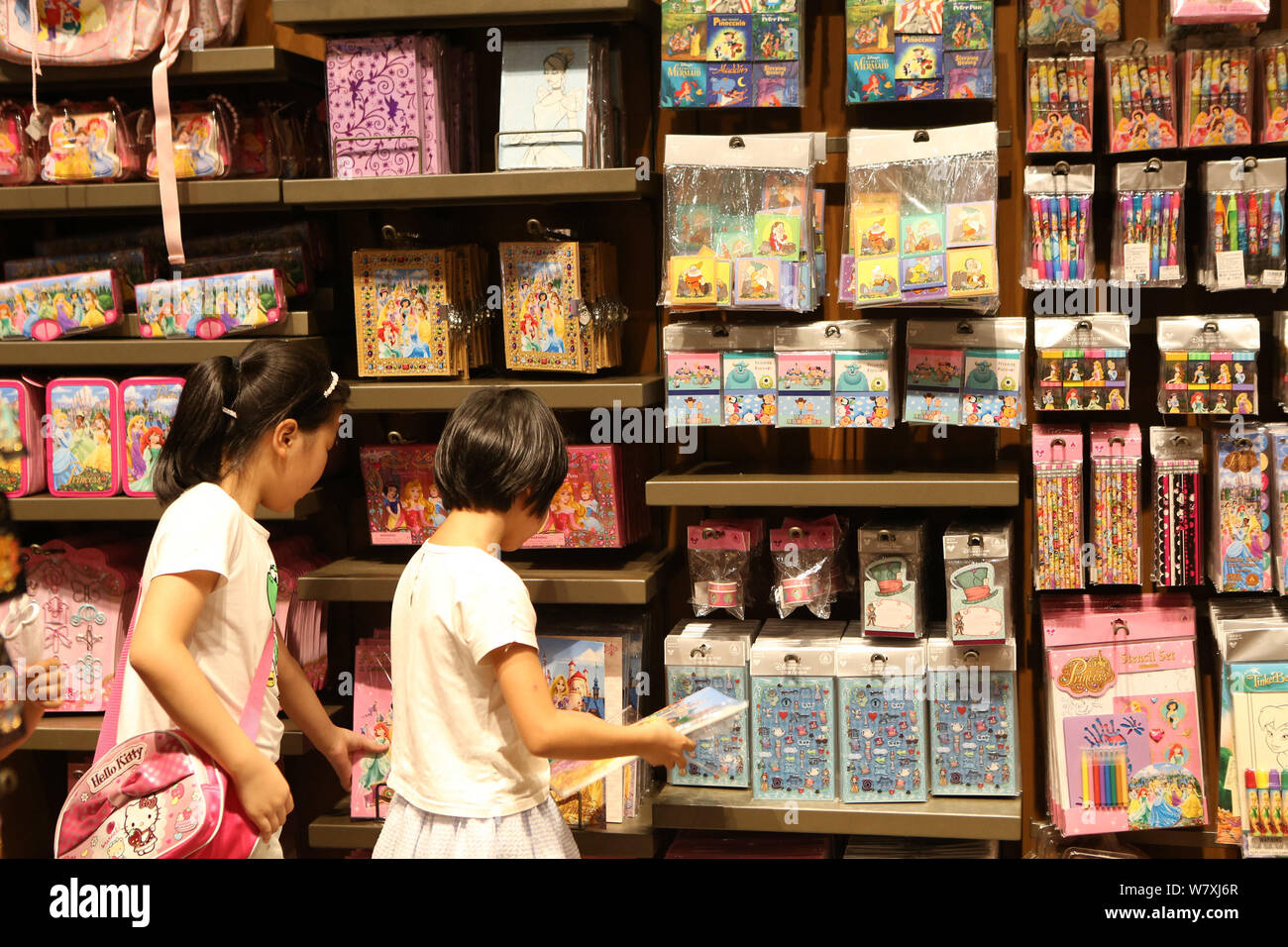 --FILE--Chinese girls shop for souvenirs in a shop in the Shanghai ...