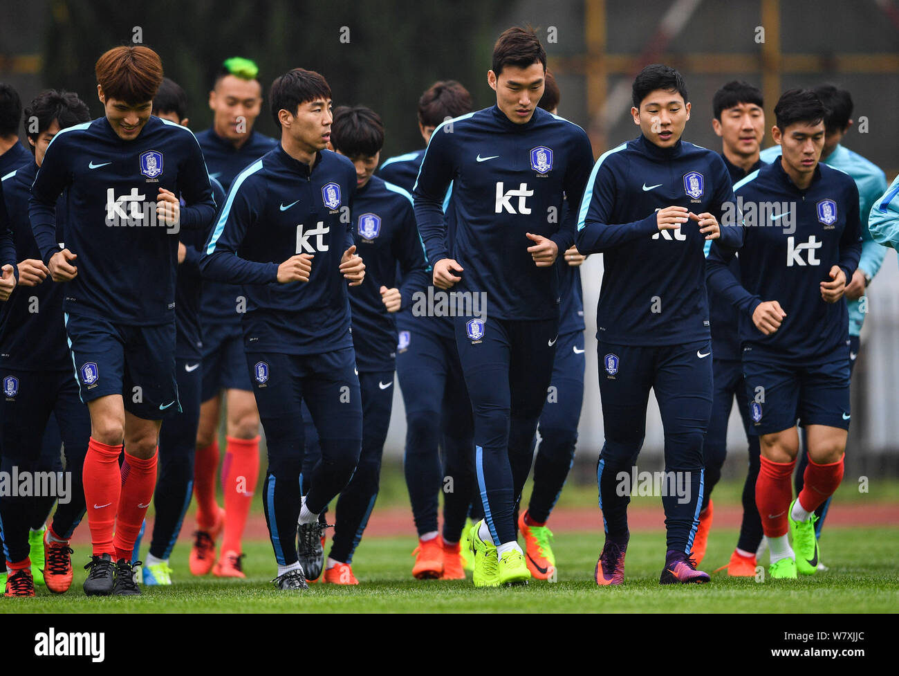 South korea national soccer players hi-res stock photography and images ...