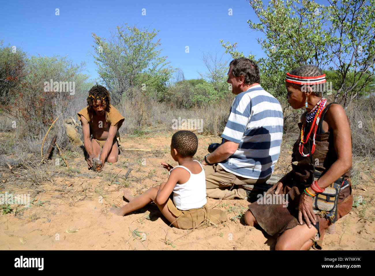 San tribes people sitting hi-res stock photography and images - Alamy