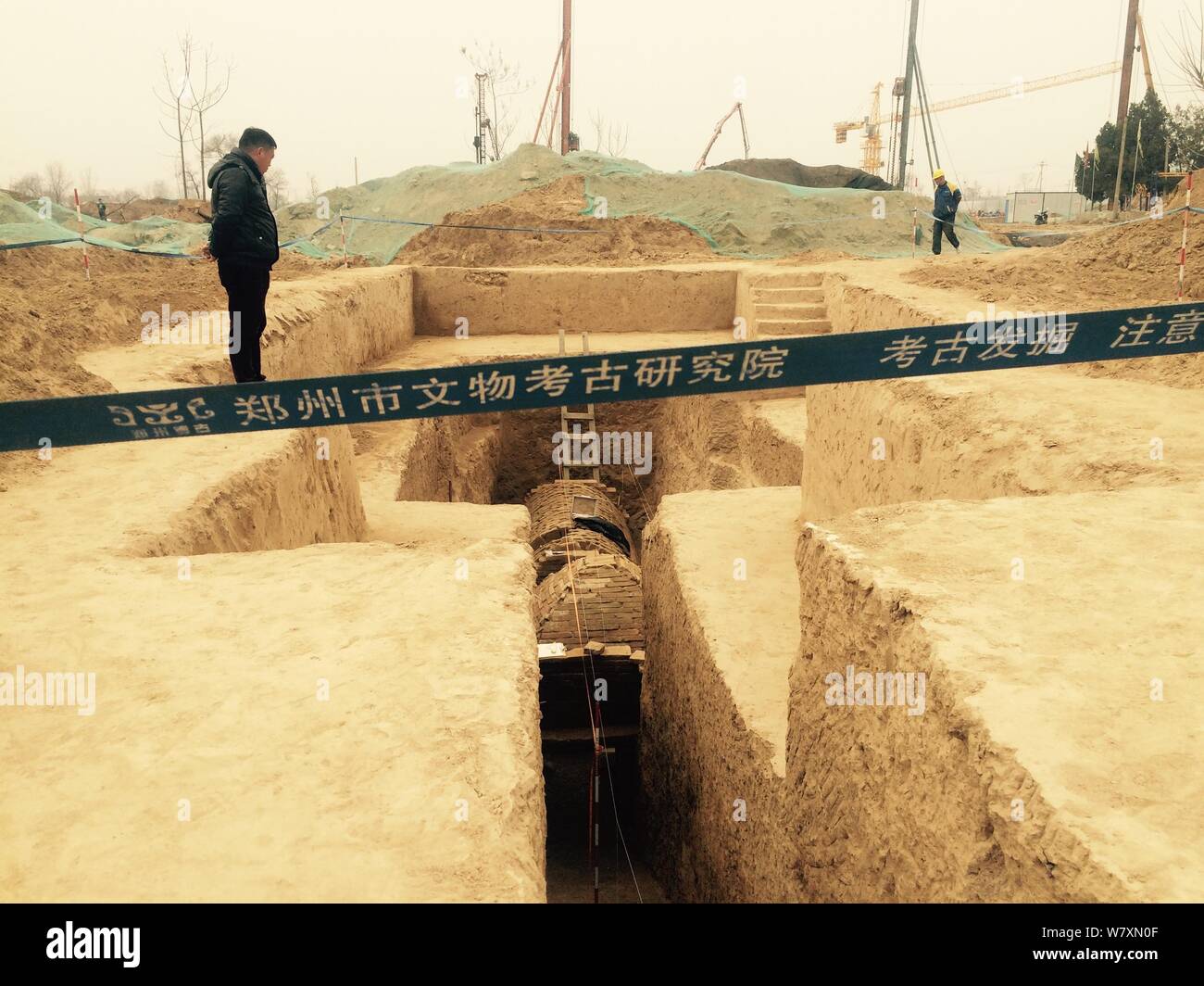 Chinese archaeologists investigate the evacuation site of a coffin ...