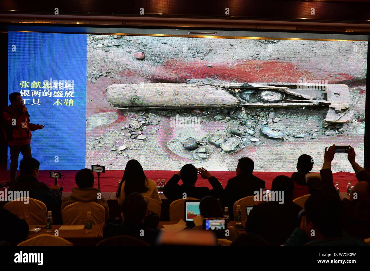 A Chinese archaeologist introduces an ancient sunken box carried relics ...